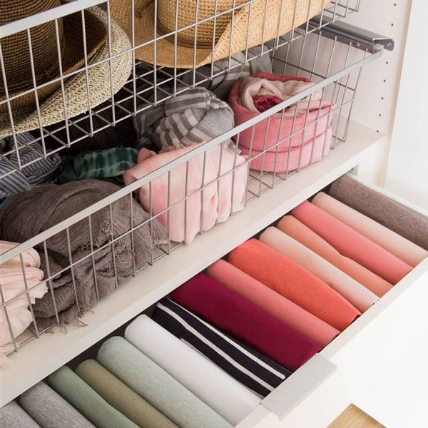 Cómo ordenar la ropa en el armario - Stikets Company